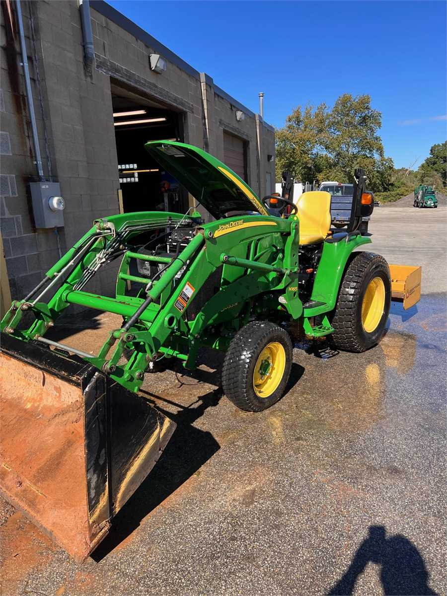 2019 JOHN DEERE 3033R WITH ARM AND BUCKET H165 Online Government ...