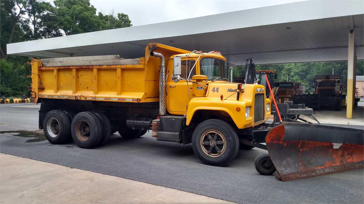 1974 Mack DM685 Dump Truck Tandum Axle Online Government Auctions of ...