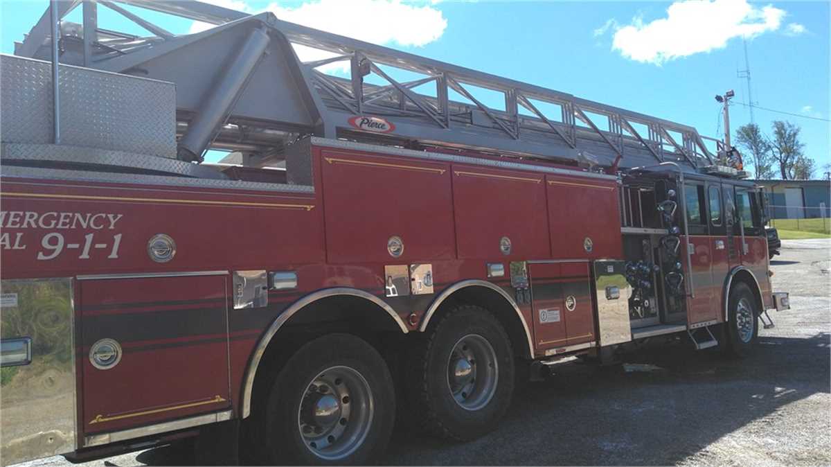 Item 4 1989 Pierce Lance Aerial 105' Ladder Truck Online Government ...
